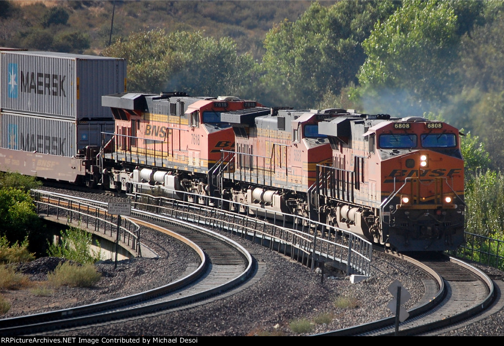 BNSF ES-44C4 #6808 leads a westbound intermodal off of Sullivans Curve